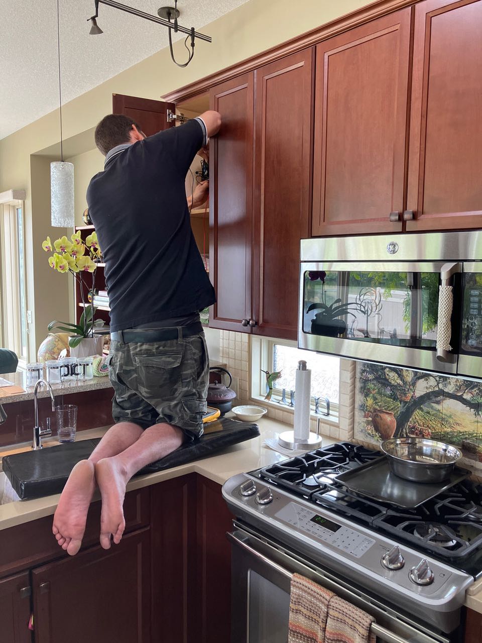 We finally have a full set of lights in the kitchen – 5C's Que Pasa