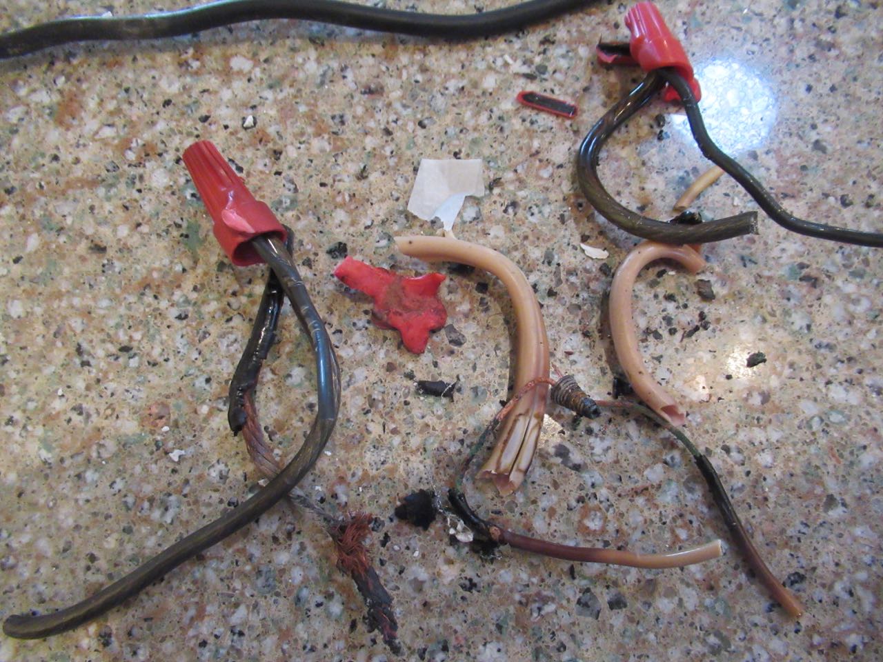 We finally have a full set of lights in the kitchen – 5C's Que Pasa